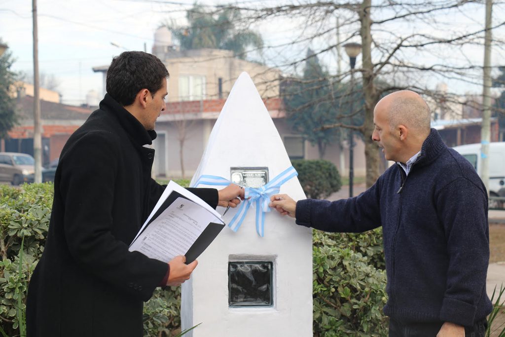 Se inauguró un monolito en homenaje a Manuel Alberti en la plaza San ...
